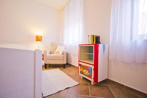 Dúplex Cidade, 1 quarto, varanda | Com decoração personalizada, com mobília individualizada, secretária 