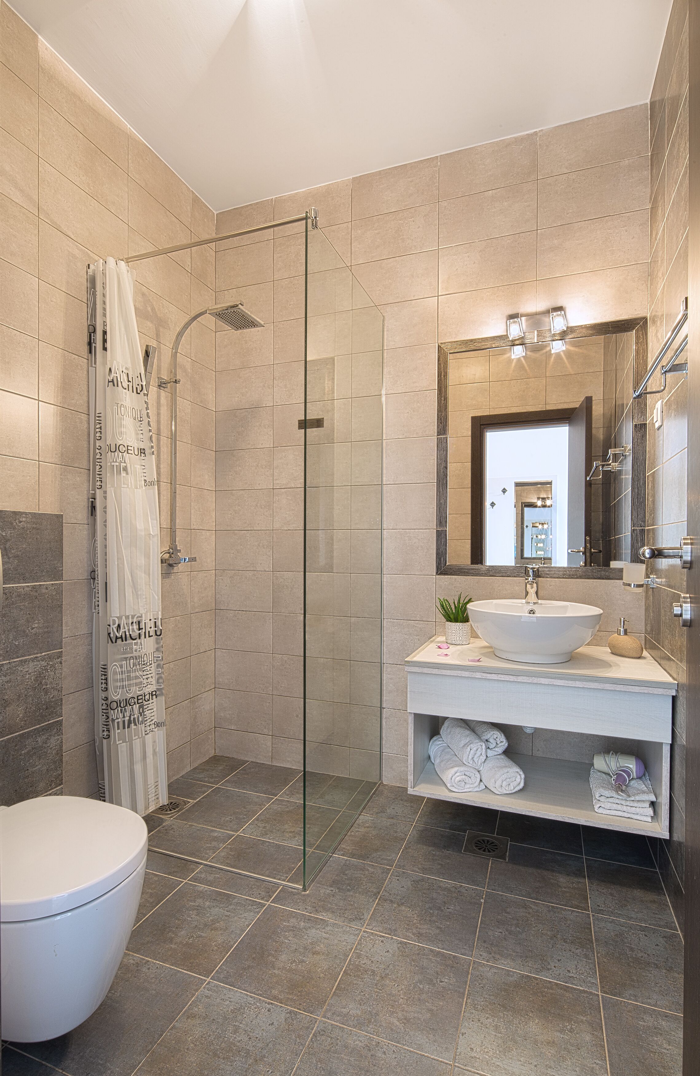 Quarto Duplo Deluxe | Casa de banho | Um polibã, artigos de higiene pessoal grátis, um secador de cabelo 