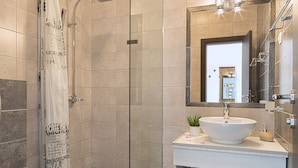 Quarto Duplo Deluxe | Casa de banho | Um polibã, artigos de higiene pessoal grátis, um secador de cabelo