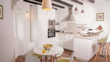 Apartamento Cidade, vista para o mar | Cozinha privada | Um frigorífico, um micro-ondas, um forno, uma placa de cozinha
