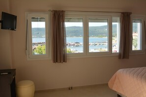 Apartamento Deluxe, 3 quartos, vista para o mar | Roupa de alta qualidade, camas de colchão pillowtop, cofre no quarto 
