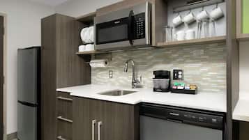Suite-Estúdio, 1 cama king-size, não fumadores | Cozinha privada | Um frigorífico/congelador grande, um micro-ondas