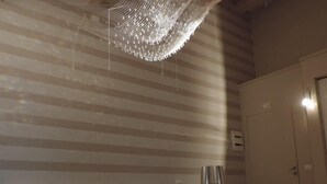 Quarto com cama, luminária e guarda-roupa.