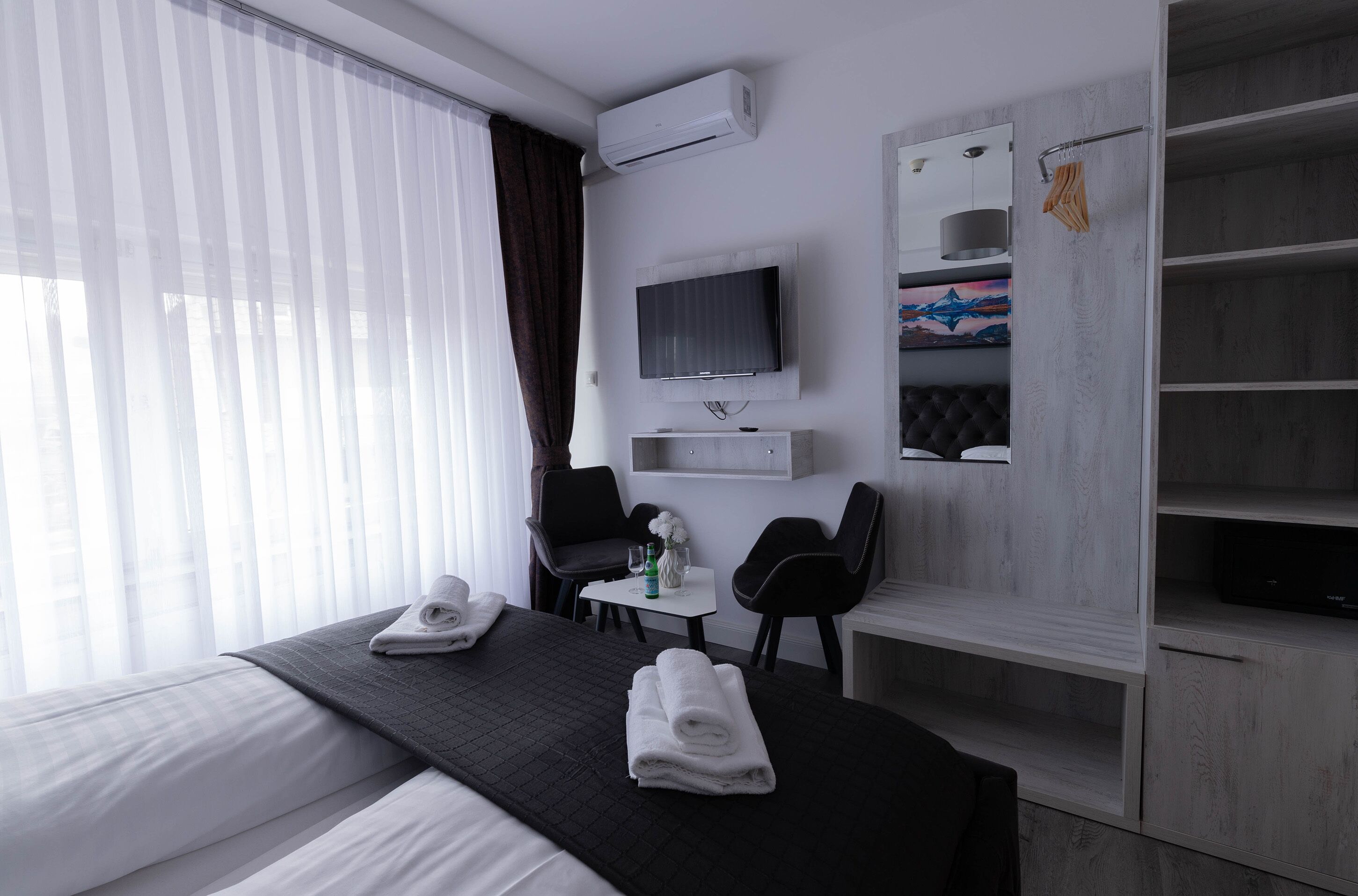 Quarto casal standard (5) | Área de estar | TV