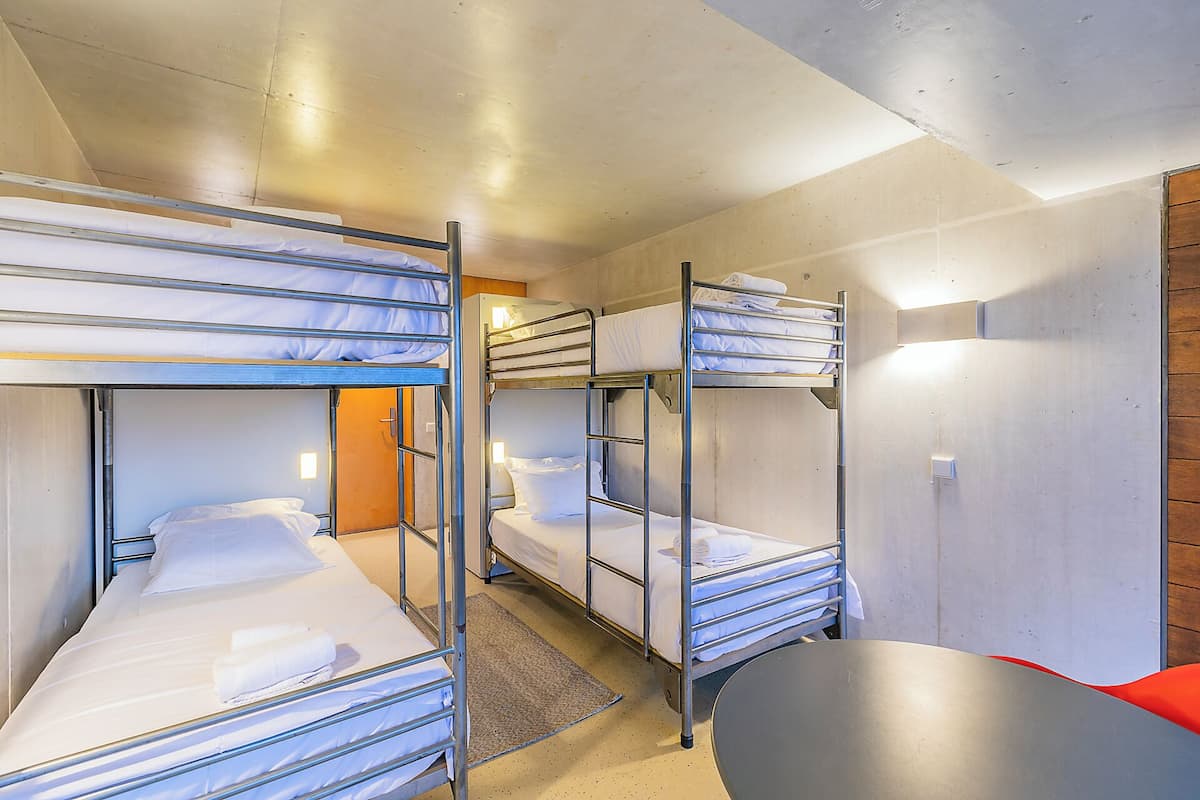 Quarto Básico, apenas para homens | Cortinas/cortinados opacos, Wi-fi grátis, roupa de cama fornecida