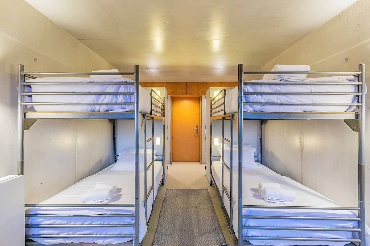 Quarto Básico, apenas para mulheres | Cortinas/cortinados opacos, Wi-fi grátis, roupa de cama fornecida