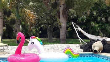 Piscina exterior, guarda-sóis, espreguiçadeiras