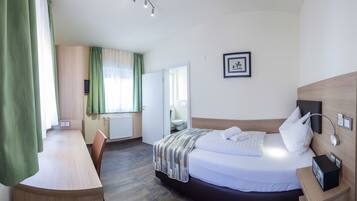 Ferros/tábuas de passar roupa, berços grátis, Wi-Fi de cortesia