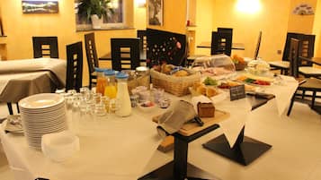 Café da manhã com buffet todos os dias (EUR 12.50 por pessoa)