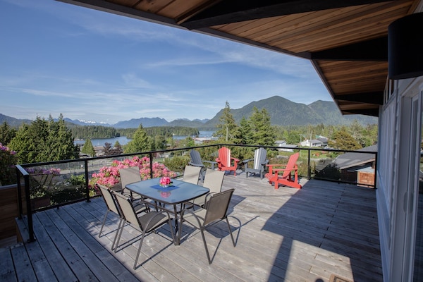 Idéalement Situé Avec Vue Sur Le Port Et Grande Terrasse - Tofino