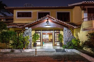 Fachada da propriedade à noite