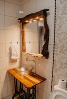 Quarto quádruplo econômico | Cortinas blackout, ferros/tábuas de passar roupa, Wi-Fi de cortesia