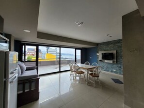 Apartamento (Krund) | Sala de estar | Televisor LED de 32 polegadas com canais por cabo, filmes pagos 