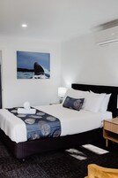 Quarto casal standard, 1 cama Queen, para não fumantes | Roupas de cama premium, cortinas blackout, Wi-Fi, roupa de cama