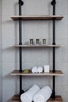 Um polibã, um secador de cabelo (mediante pedido), toalhas fornecidas