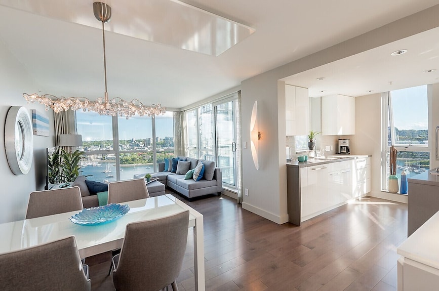 W1 - 2 Bedroom Waterfront Condo With Vast City And Water Views - 溫哥華島