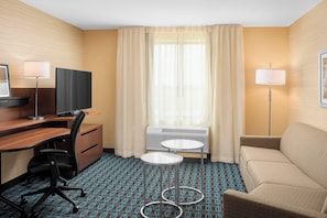 Suite, 1 cama king-size e sofá-cama | Sala de estar | TV de ecrã plano, Netflix, base para iPod