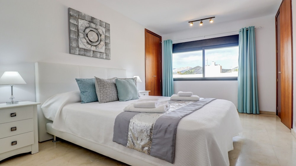 Spacious Apartment, With Sea Views, Close To Beach - Pollença