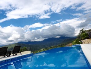 Piscina externa, funciona das 8h às 19h, espreguiçadeiras