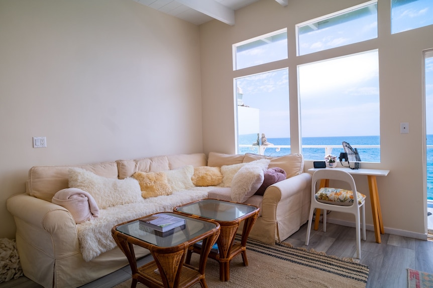 Zen Palace On Sand --- Mira Cómo El Ombligo Sube Y Baja Y No Quiere Nada Más. - Malibu