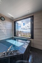 Quarto luxo, vista para o oceano (Bath) | Banheiro | Chuveiro/banheira combinados, banheira de imersão