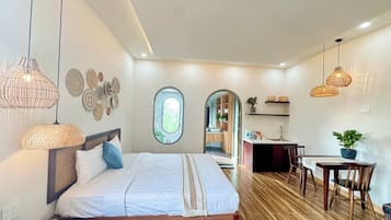 Estúdio Deluxe, não fumadores, banheira | Minibar, secretária, cortinas/cortinados opacos, ferro/tábua de engomar