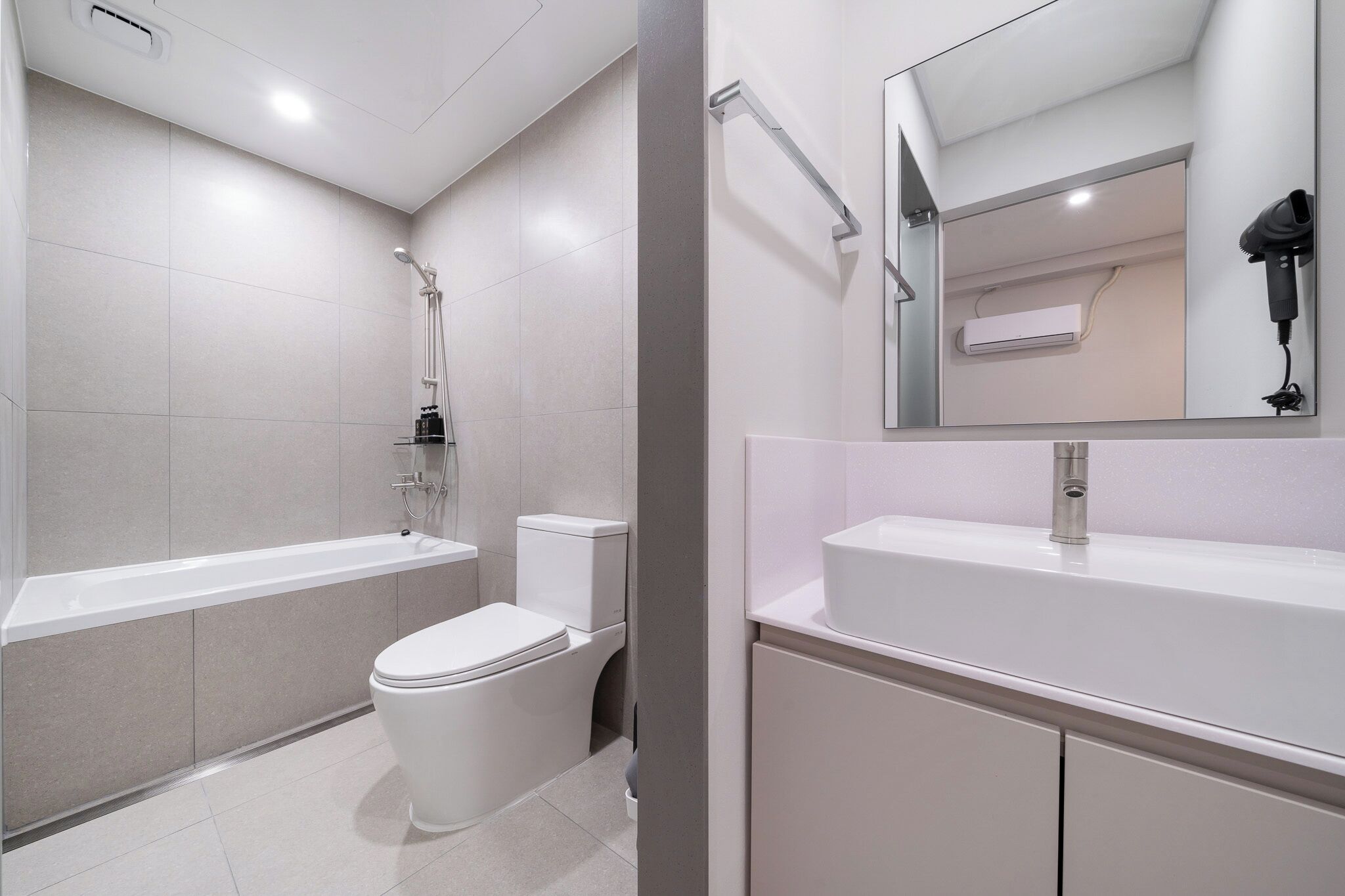 Premium Room, 1 Queen Bed, Non-Smoking, City View, No Parking, Check-in after 6 PM | Casa de banho | Um secador de cabelo, roupões, chinelos, toalhas fornecidas 