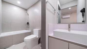 Premium Room, 1 Queen Bed, Non-Smoking, City View, No Parking, Check-in after 6 PM | Casa de banho | Um secador de cabelo, roupões, chinelos, toalhas fornecidas