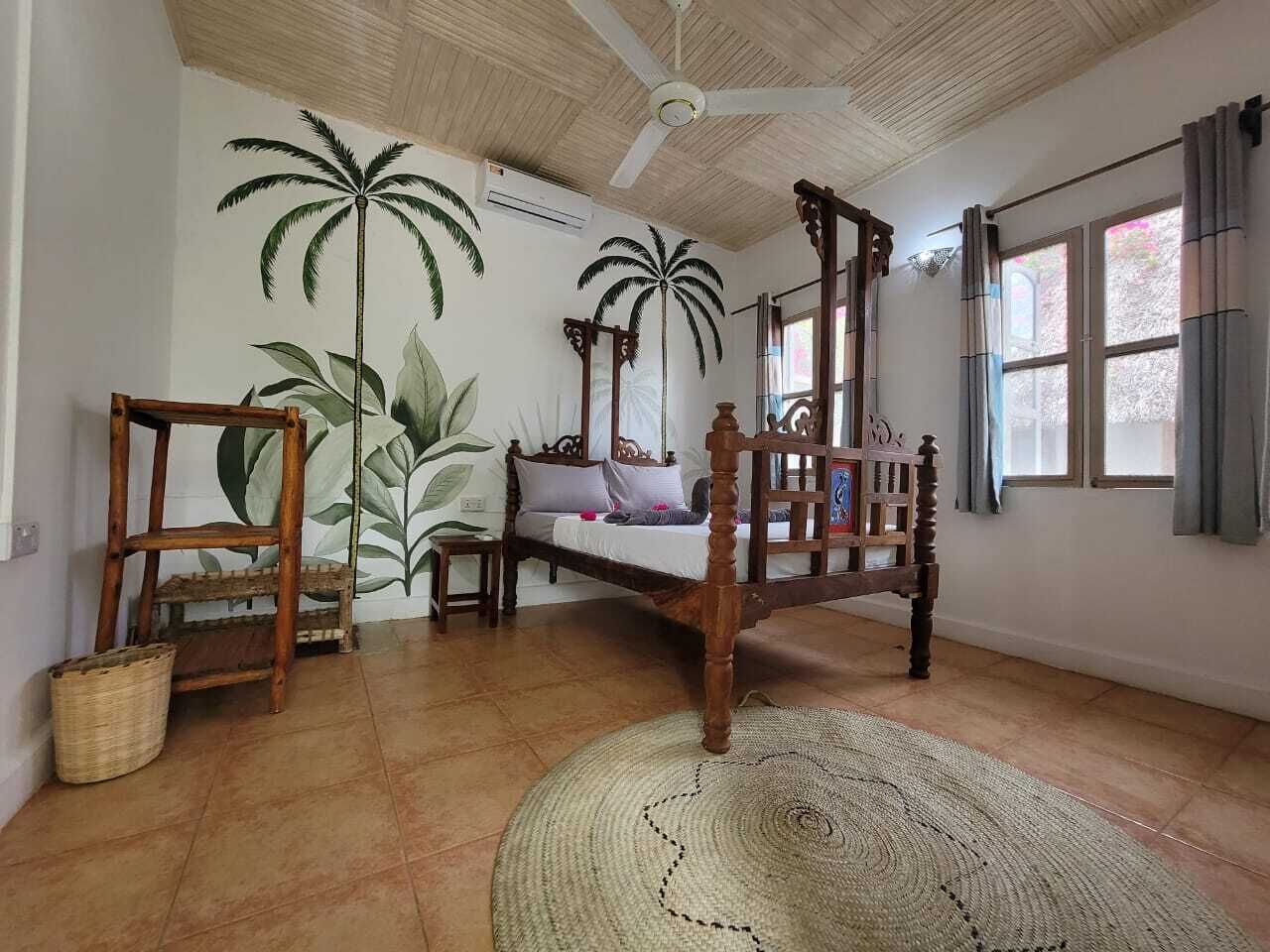 Quarto casal standard | Roupas de cama premium, cofres nos quartos, cortinas blackout