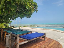 Piscina externa, espreguiçadeiras