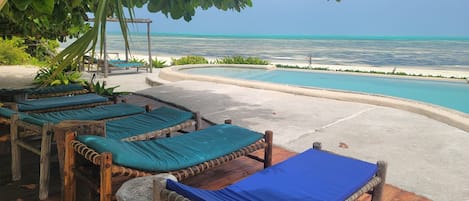 Piscina exterior, espreguiçadeiras