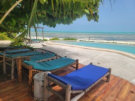 Piscina exterior, espreguiçadeiras