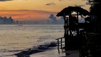 Na praia, praia de areia branca, toalhas de praia