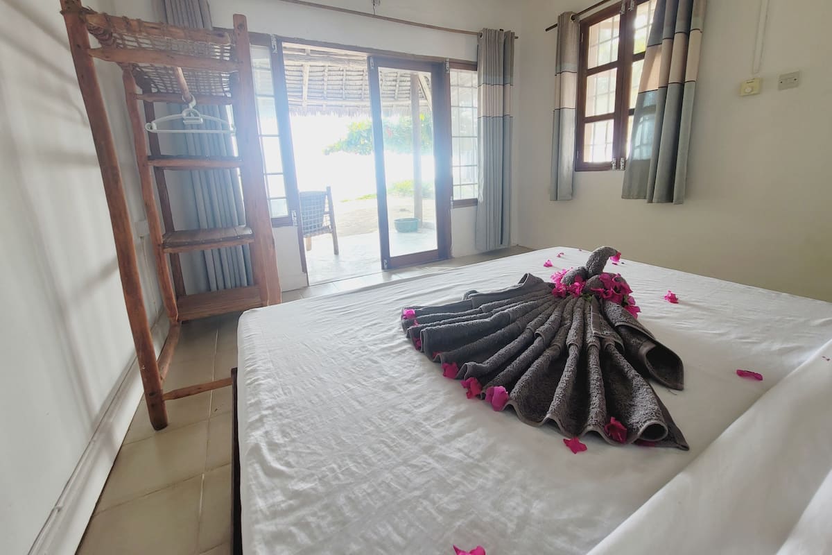 Quarto casal standard | Roupas de cama premium, cofres nos quartos, cortinas blackout