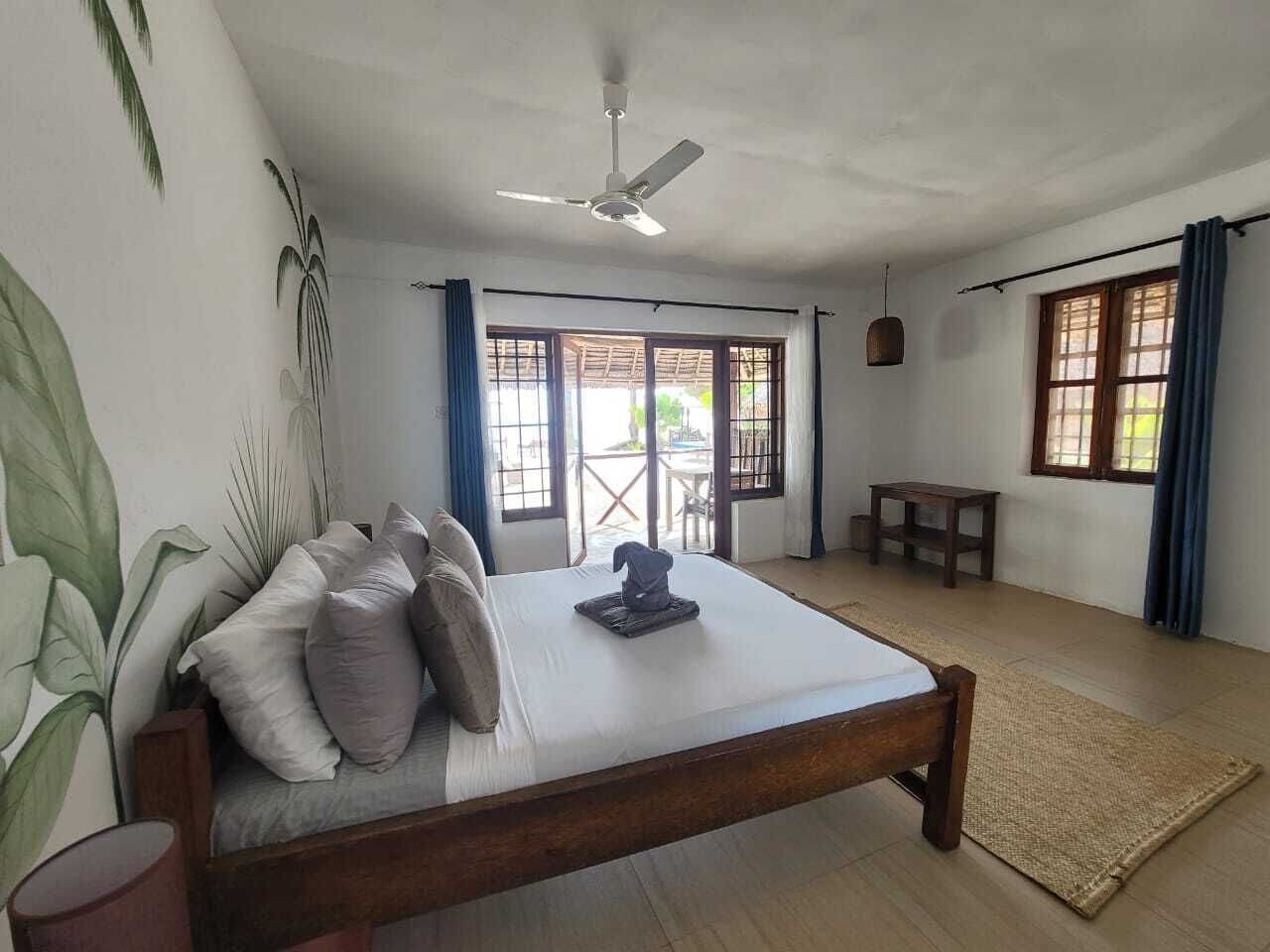 Quarto casal luxo | Roupas de cama premium, cofres nos quartos, cortinas blackout