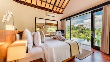 Villa (Courtyard) | Minibar, cofre no quarto, secretária, cortinas/cortinados opacos