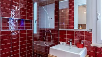 Quarto Duplo, vista para o jardim | Casa de banho | Um polibã, um secador de cabelo, um bidé, toalhas fornecidas