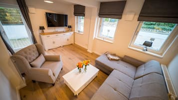 Apartamento, 1 quarto, terraço | Sala | TV de ecrã plano