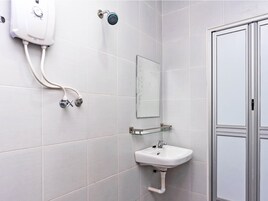 Quarto Twin Deluxe, 2 camas individuais, não fumadores | Casa de banho | Um polibã, artigos de higiene pessoal grátis, um bidé