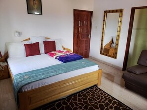 Quarto executivo | Cofres nos quartos, ferros/tábuas de passar roupa, berços grátis