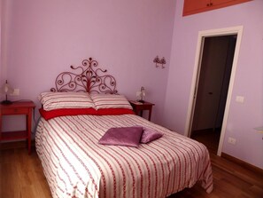 Quarto econômico (Malva) | Cofres nos quartos, escrivaninha, ferros/tábuas de passar roupa