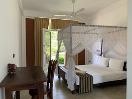 Quarto Triplo Deluxe, não fumadores, vista para o jardim | 1 quarto, com mobília individualizada, secretária