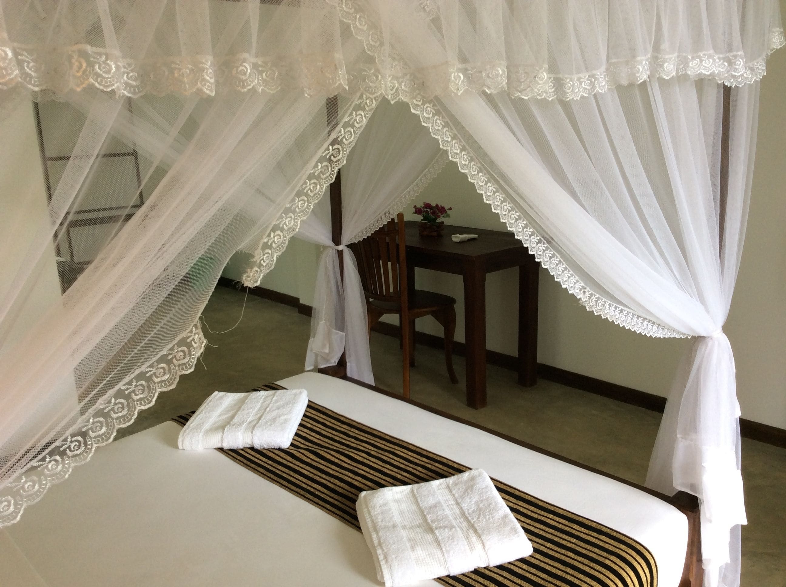 Quarto Duplo Deluxe, 1 cama queen-size, não fumadores, vista para o jardim | 1 quarto, com mobília individualizada, secretária 