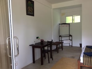 1 quarto, com mobília individualizada, secretária