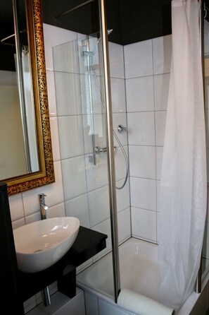 Modern Flat - 2 Rooms - Kitchen & Bath | Casa de banho | Um secador de cabelo, toalhas fornecidas, papel higiénico 