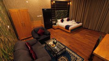 Quarto de hotel moderno com uma cama, um sofá, uma mesa de centro e um guarda-roupa.