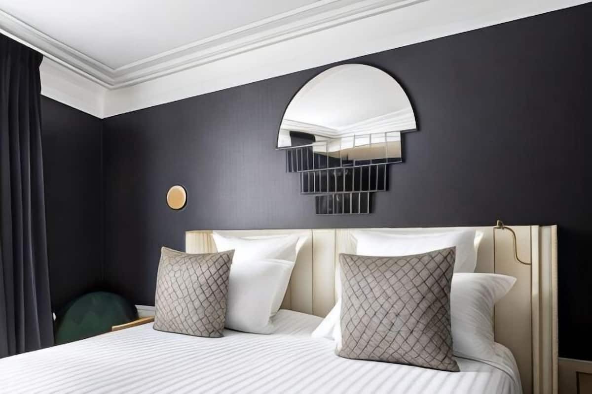 Roupas de cama premium, frigobar, cofres nos quartos