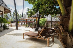 Uma praia privada, praia de areia branca, espreguiçadeiras 