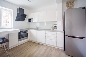 Luxury Apartment (1 Bedroom) | Cozinha privada | Um frigorífico/congelador grande, um micro-ondas, um forno 