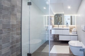 Luxury Penthouse (2 Bedrooms) with Sea view and Hot Tub | Banheiro | Chuveiro, produtos de toalete grátis, secador de cabelo 